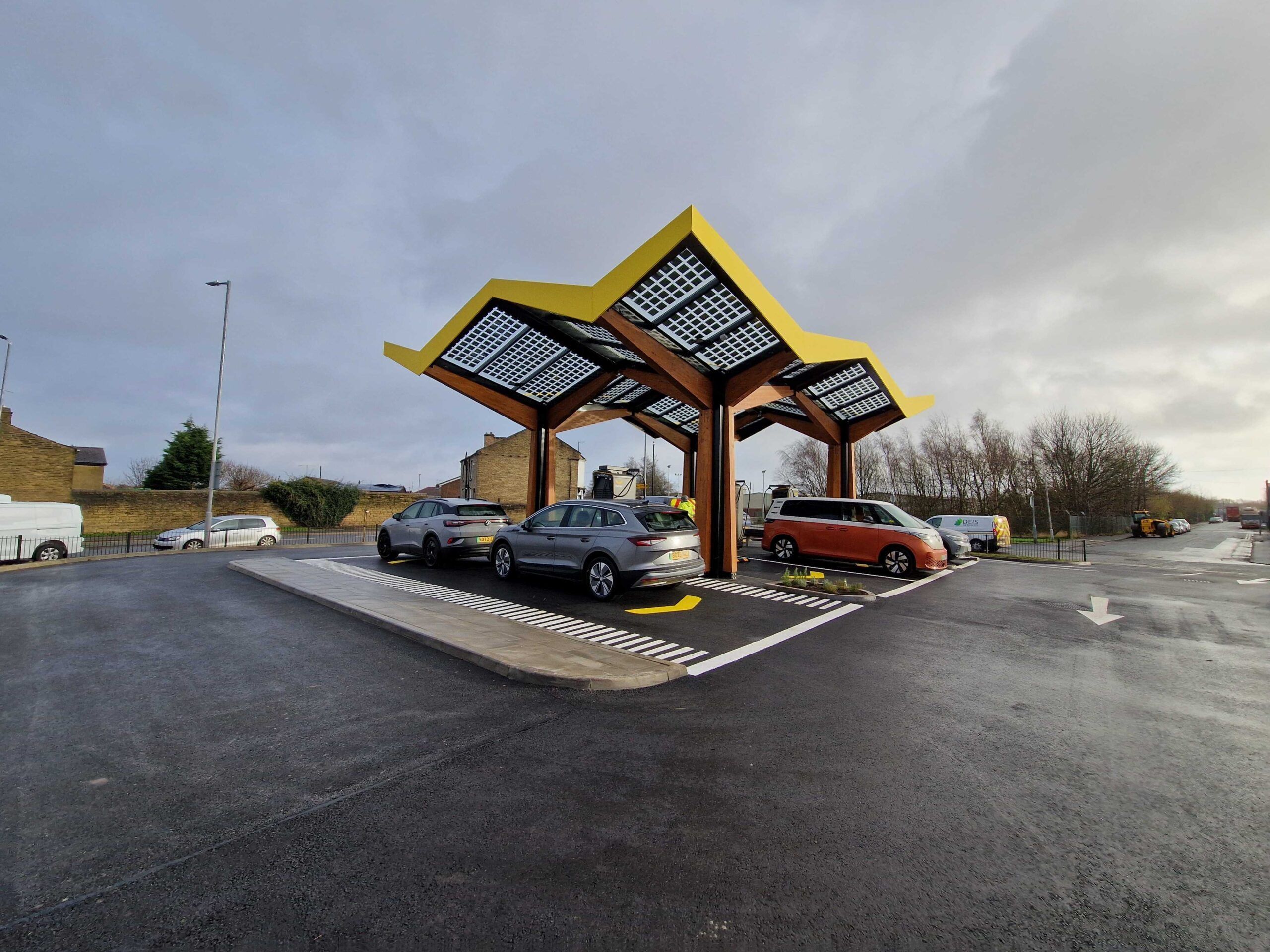 Fastned expands UK network with three new ultra-rapid charging hubs ...